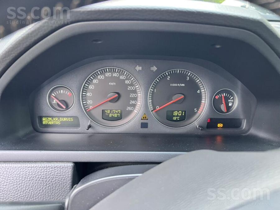 Grey Volvo XC90 2005 in Bauska, with an engine capacity of 2.40 L and mileage of 482 thousand km for 1950 €, photo 8 on AUTOMOTO.COM.LV