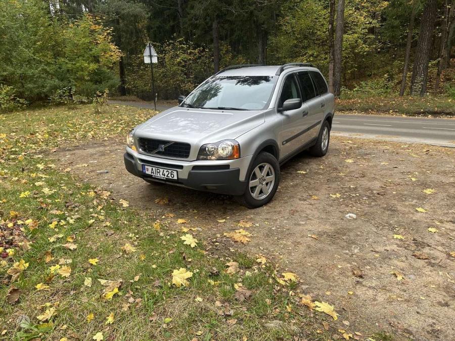 Grey Volvo XC90 2005 in Vilnius, with an engine capacity of 2.40 L and mileage of 279 thousand km for 4990 €, photo 1 on AUTOMOTO.COM.LV