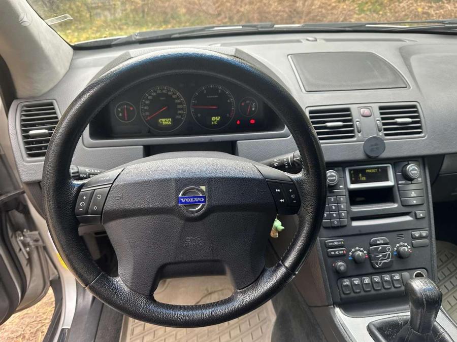 Grey Volvo XC90 2005 in Vilnius, with an engine capacity of 2.40 L and mileage of 279 thousand km for 4990 €, photo 9 on AUTOMOTO.COM.LV