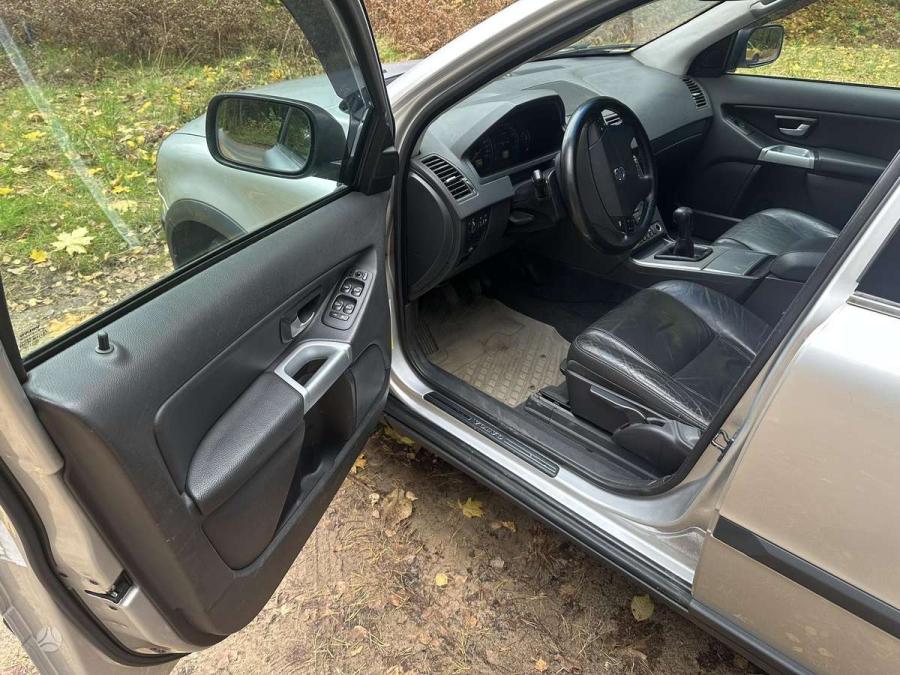 Grey Volvo XC90 2005 in Vilnius, with an engine capacity of 2.40 L and mileage of 279 thousand km for 4990 €, photo 11 on AUTOMOTO.COM.LV