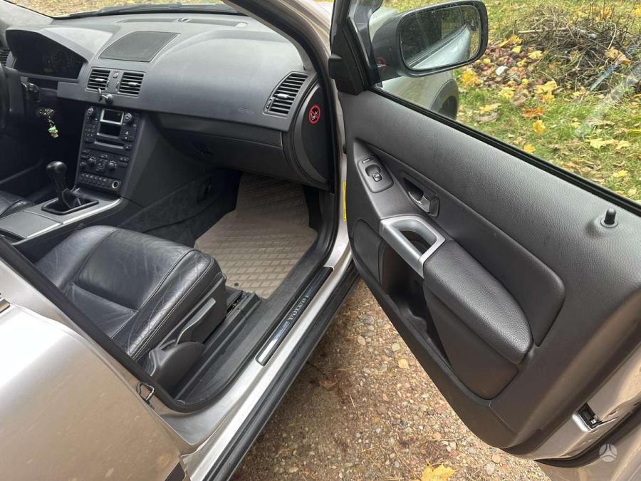Grey Volvo XC90 2005 in Vilnius, with an engine capacity of 2.40 L and mileage of 279 thousand km for 4990 €, photo 12 on AUTOMOTO.COM.LV