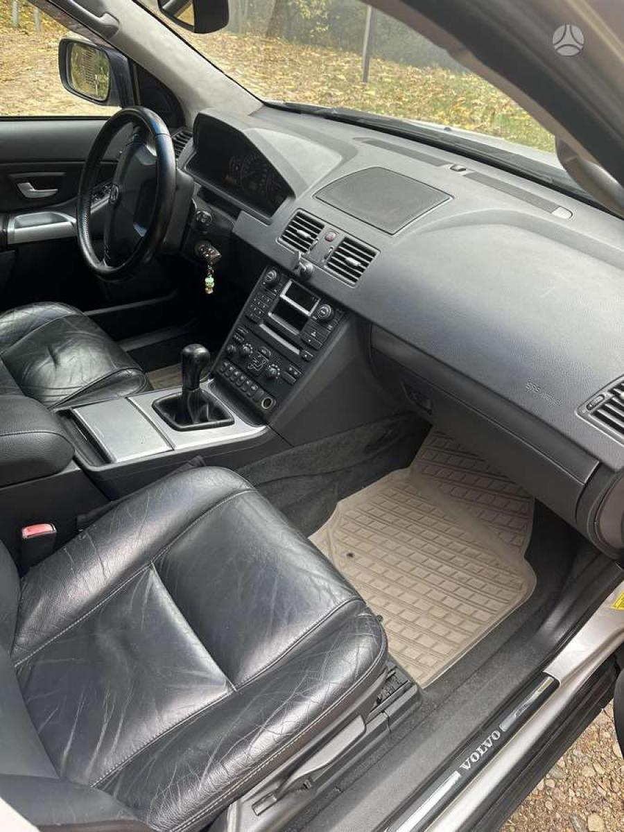 Grey Volvo XC90 2005 in Vilnius, with an engine capacity of 2.40 L and mileage of 279 thousand km for 4990 €, photo 13 on AUTOMOTO.COM.LV