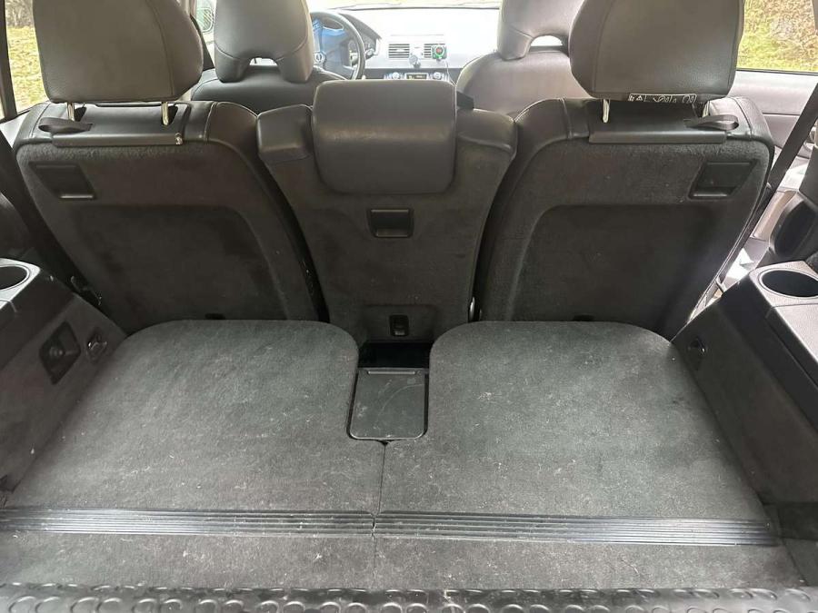 Grey Volvo XC90 2005 in Vilnius, with an engine capacity of 2.40 L and mileage of 279 thousand km for 4990 €, photo 16 on AUTOMOTO.COM.LV