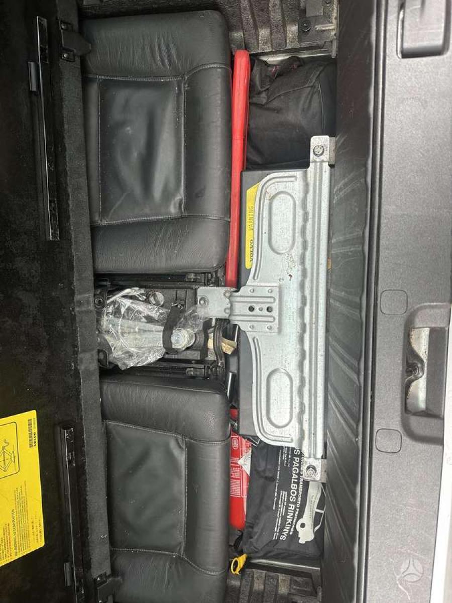 Grey Volvo XC90 2005 in Vilnius, with an engine capacity of 2.40 L and mileage of 279 thousand km for 4990 €, photo 17 on AUTOMOTO.COM.LV