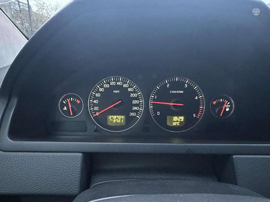 Grey Volvo XC90 2005 in Vilnius, with an engine capacity of 2.40 L and mileage of 279 thousand km for 4990 €, photo 19 on AUTOMOTO.COM.LV