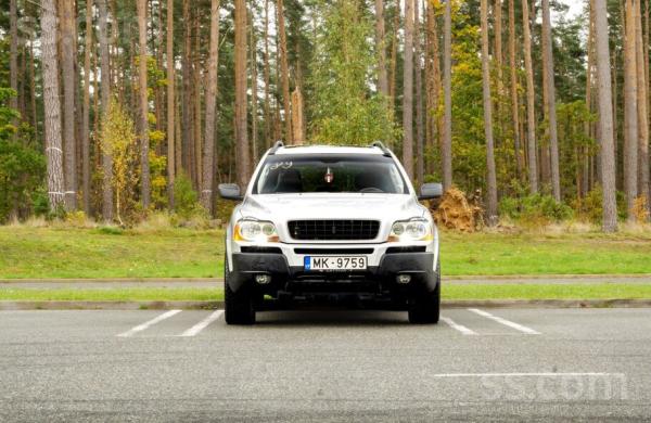Grey Volvo XC90 2005 in Riga, with an engine capacity of 2.40 L and mileage of 374 thousand km for 4290 €, photo 4 on AUTOMOTO.COM.LV