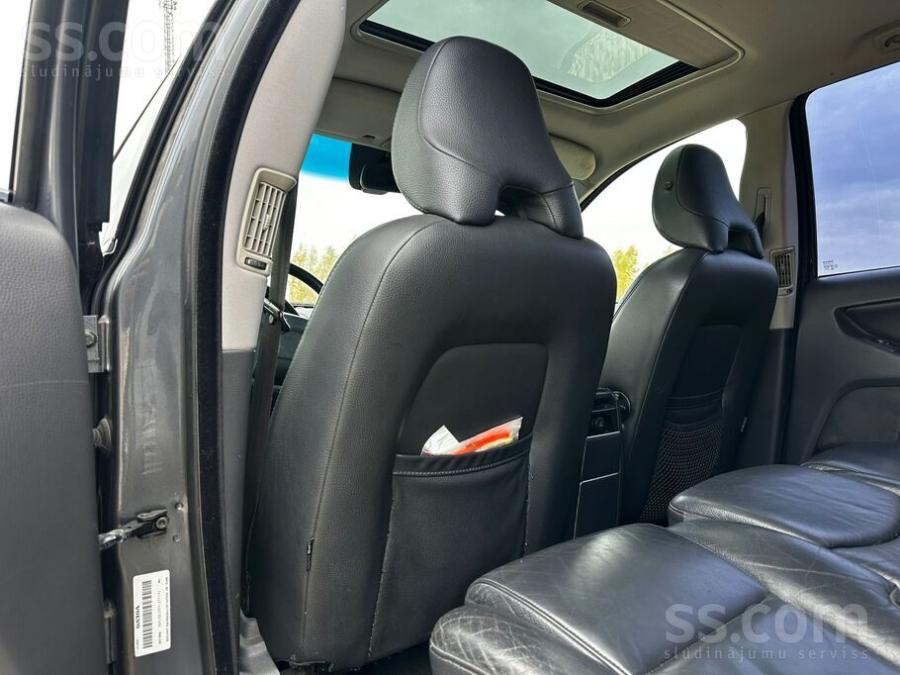 Grey Volvo XC90 2006 in Jelgava, with an engine capacity of 2.40 L and mileage of 0 thousand km for 5200 €, photo 16 on AUTOMOTO.COM.LV