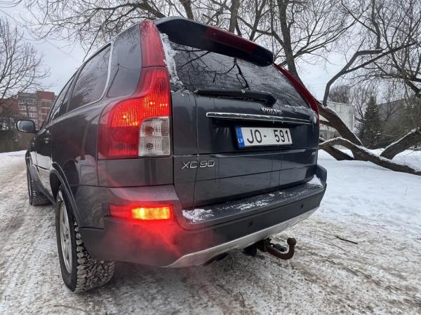 Grey Volvo XC90 2006 in Riga, with an engine capacity of 2.40 L and mileage of 366 thousand km for 3890 €, photo 7 on AUTOMOTO.COM.LV