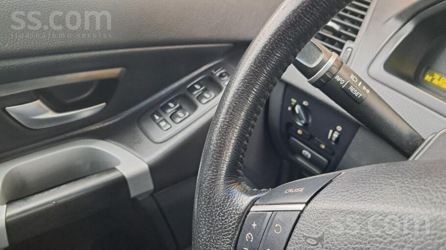 Pelēks Volvo XC90 2006 Ogre, ar dzinēja tilpumu 2.40 L un nobraukumu 301 tūkst. km par 5750 €, foto 14 vietnē AUTOMOTO.COM.LV