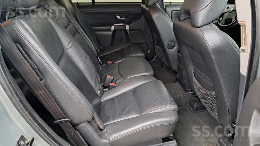 Pelēks Volvo XC90 2006 Ogre, ar dzinēja tilpumu 2.40 L un nobraukumu 301 tūkst. km par 5750 €, foto 17 vietnē AUTOMOTO.COM.LV
