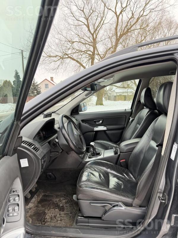 Grey Volvo XC90 2006 in Ventspils, with an engine capacity of 2.40 L and mileage of 275 thousand km for 3990 €, photo 10 on AUTOMOTO.COM.LV