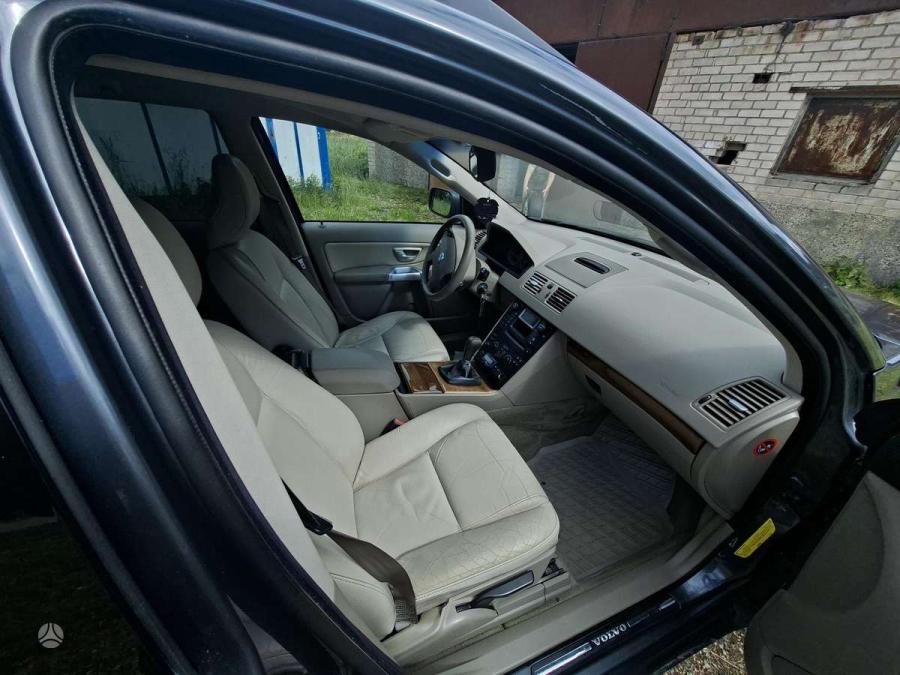 Grey Volvo XC90 2006 in Vilnius, with an engine capacity of 2.40 L and mileage of 316 thousand km for 6300 €, photo 5 on AUTOMOTO.COM.LV