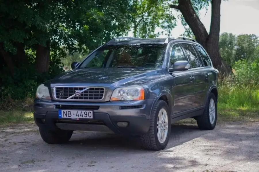 Grey Volvo XC90 2006 in Grobiņa, with an engine capacity of 2.40 L and mileage of 387 thousand km for 5600 €, photo 1 on AUTOMOTO.COM.LV