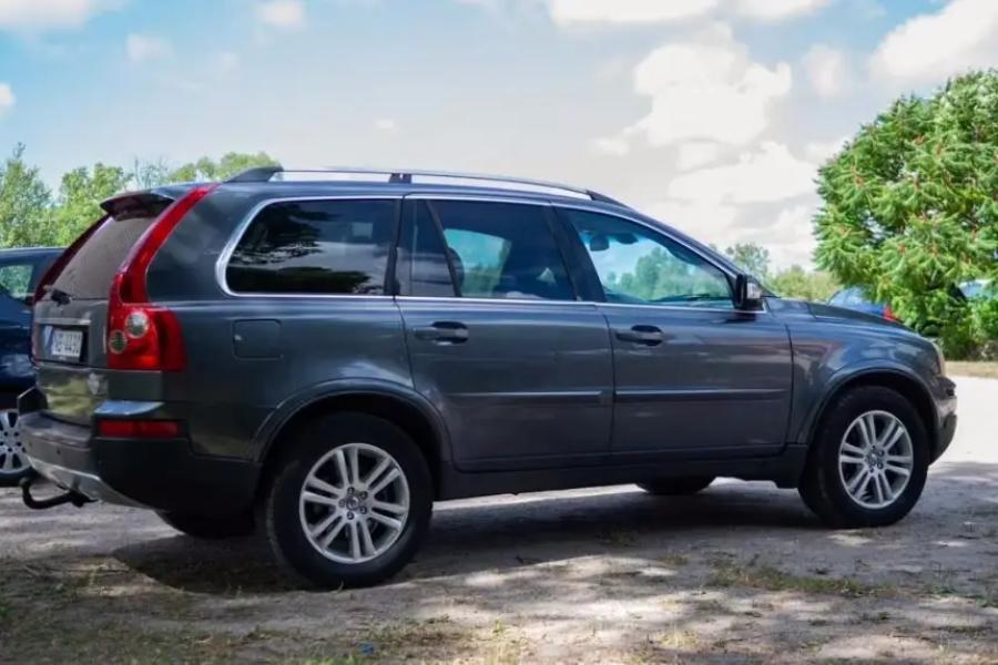 Grey Volvo XC90 2006 in Grobiņa, with an engine capacity of 2.40 L and mileage of 387 thousand km for 5600 €, photo 7 on AUTOMOTO.COM.LV