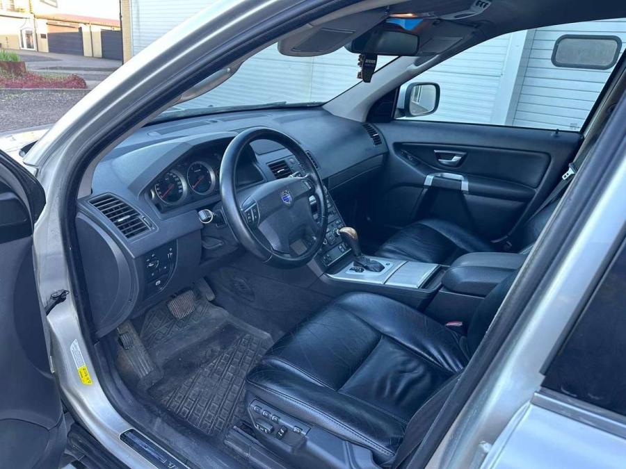 Grey Volvo XC90 2006 in Utena, with an engine capacity of 2.40 L and mileage of 310 thousand km for 4200 €, photo 10 on AUTOMOTO.COM.LV