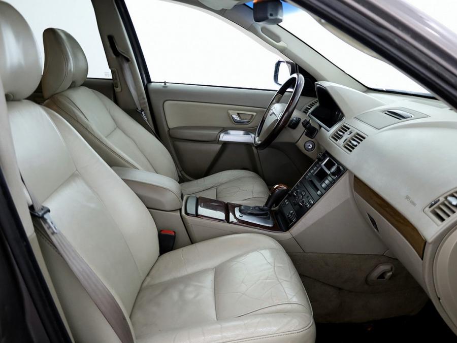 Pelēks Volvo XC90 2006 Tallina, ar dzinēja tilpumu 2.40 L un nobraukumu 366 tūkst. km par 2999 €, foto 15 vietnē AUTOMOTO.COM.LV