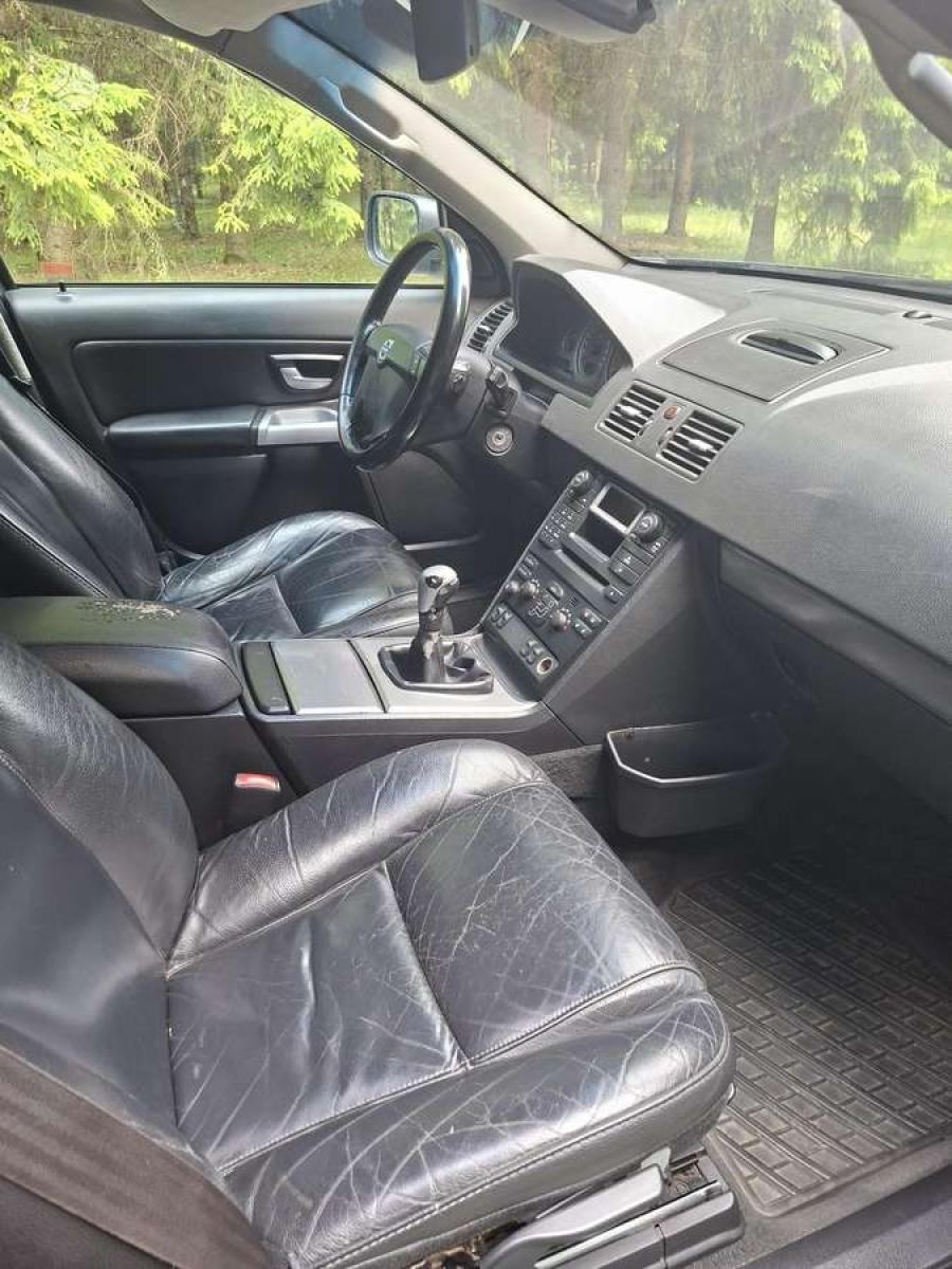 Grey Volvo XC90 2006 in Birzai, with an engine capacity of 2.40 L and mileage of 327 thousand km for 3900 €, photo 5 on AUTOMOTO.COM.LV