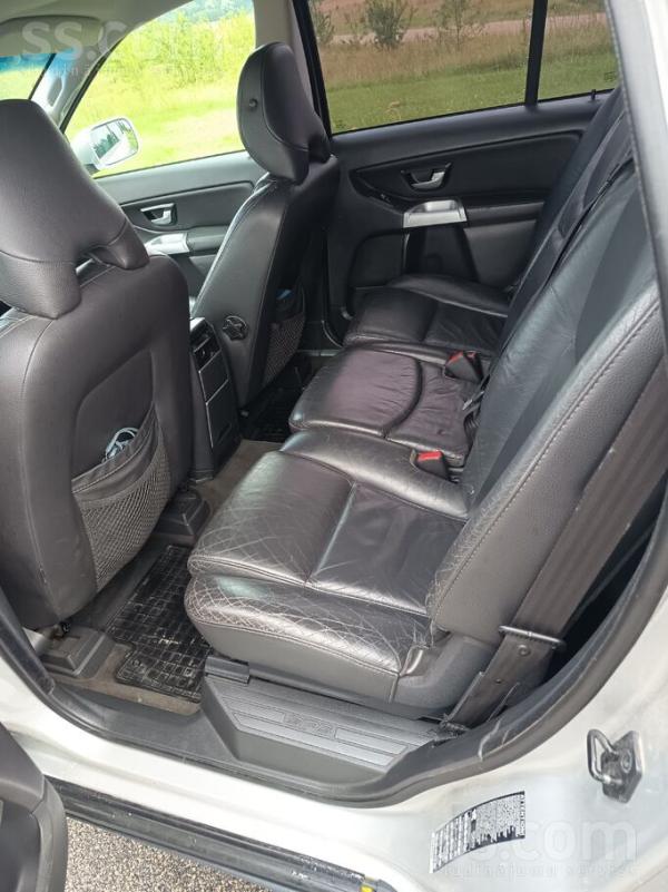 Grey Volvo XC90 2006 in Tukums, with an engine capacity of 2.40 L and mileage of 388 thousand km for 5850 €, photo 6 on AUTOMOTO.COM.LV