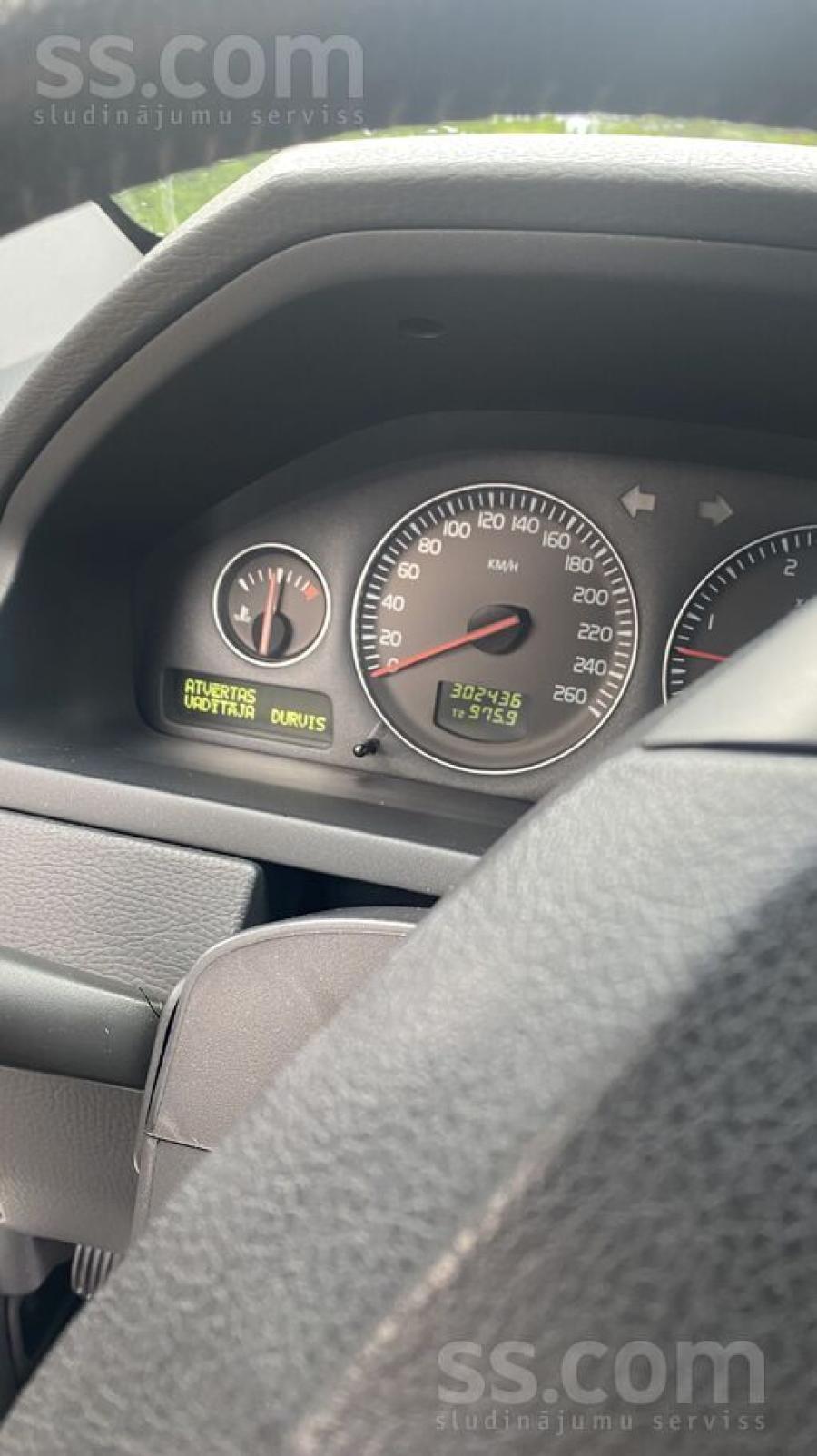 Grey Volvo XC90 2006 in Riga, with an engine capacity of 2.40 L and mileage of 303 thousand km for 3850 €, photo 8 on AUTOMOTO.COM.LV