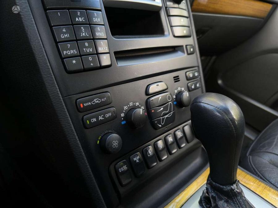 Pelēks Volvo XC90 2006 Marijampole, ar dzinēja tilpumu 2.40 L un nobraukumu 253 tūkst. km par 3700 €, foto 20 vietnē AUTOMOTO.COM.LV