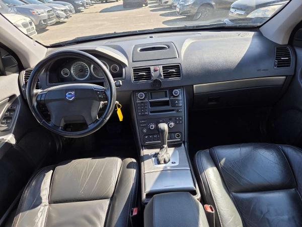 Grey Volvo XC90 2006 in Marijampole, with an engine capacity of 2.40 L and mileage of 245 thousand km for 5699 €, photo 9 on AUTOMOTO.COM.LV