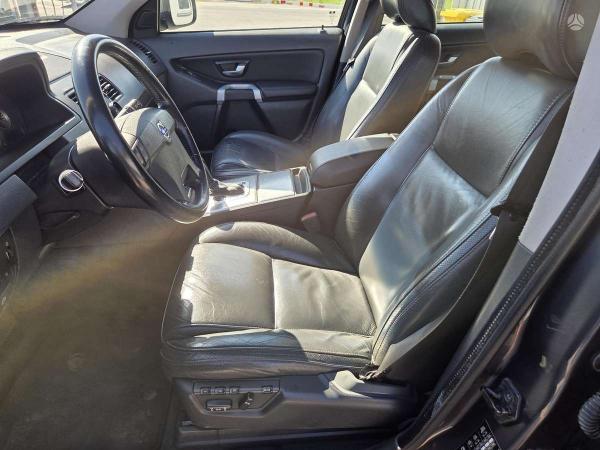 Grey Volvo XC90 2006 in Marijampole, with an engine capacity of 2.40 L and mileage of 245 thousand km for 5699 €, photo 10 on AUTOMOTO.COM.LV