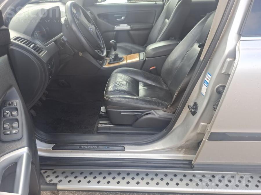 Grey Volvo XC90 2006 in Talsi, with an engine capacity of 2.40 L and mileage of 390 thousand km for 3700 €, photo 7 on AUTOMOTO.COM.LV