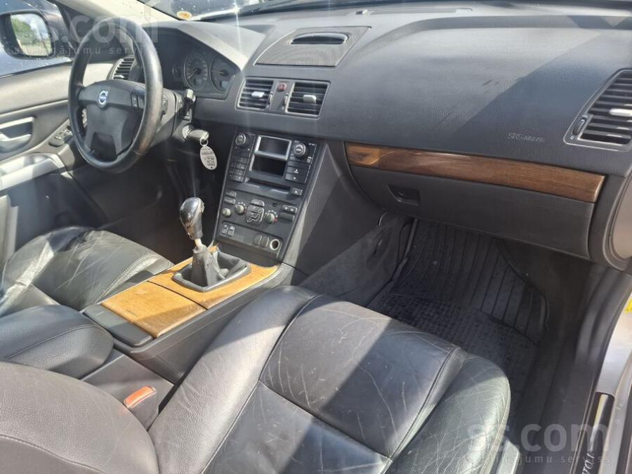 Grey Volvo XC90 2006 in Talsi, with an engine capacity of 2.40 L and mileage of 390 thousand km for 3700 €, photo 11 on AUTOMOTO.COM.LV