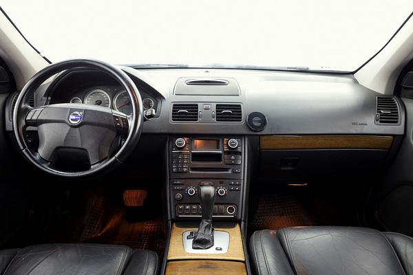 Grey Volvo XC90 2006 in Tallinn, with an engine capacity of 2.40 L and mileage of 389 thousand km for 3699 €, photo 5 on AUTOMOTO.COM.LV