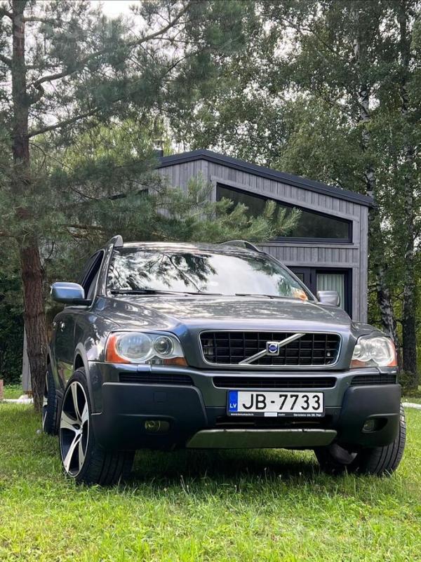 Grey Volvo XC90 2006 in Riga, with an engine capacity of 2.40 L and mileage of 520 thousand km for 5000 €, photo 1 on AUTOMOTO.COM.LV
