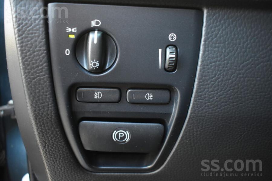 Pelēks Volvo XC90 2006 Talsi, ar dzinēja tilpumu 2.40 L un nobraukumu 378 tūkst. km par 5200 €, foto 12 vietnē AUTOMOTO.COM.LV