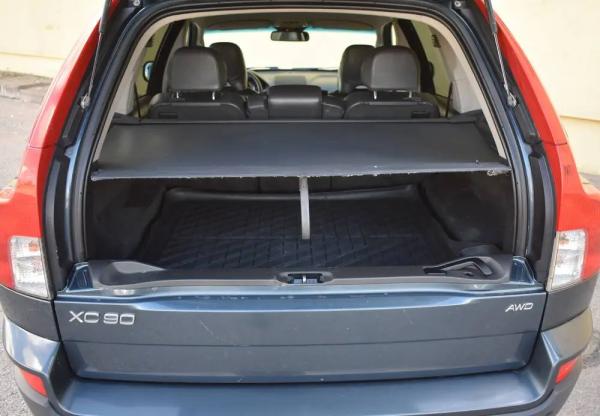 Grey Volvo XC90 2006 in Talsi, with an engine capacity of 2.40 L and mileage of 378 thousand km for 5200 €, photo 9 on AUTOMOTO.COM.LV