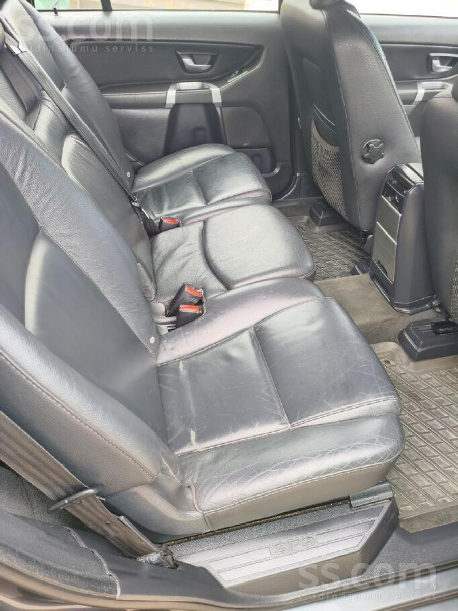 Grey Volvo XC90 2006 in Riga, with an engine capacity of 2.40 L and mileage of 277 thousand km for 5300 €, photo 9 on AUTOMOTO.COM.LV