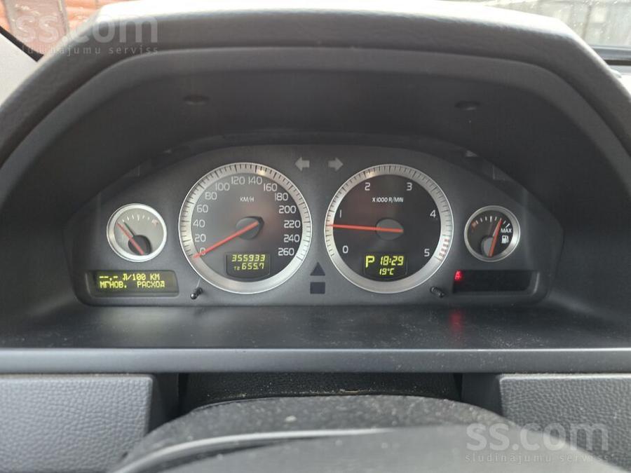 Grey Volvo XC90 2006 in Jekabpils, with an engine capacity of 2.40 L and mileage of 355 thousand km for 3900 €, photo 8 on AUTOMOTO.COM.LV