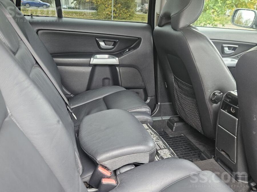 Grey Volvo XC90 2006 in Jelgava, with an engine capacity of 2.40 L and mileage of 276 thousand km for 3550 €, photo 11 on AUTOMOTO.COM.LV