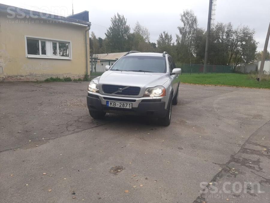 Grey Volvo XC90 2006 in Riga, with an engine capacity of 2.40 L and mileage of 424 thousand km for 2700 €, photo 1 on AUTOMOTO.COM.LV