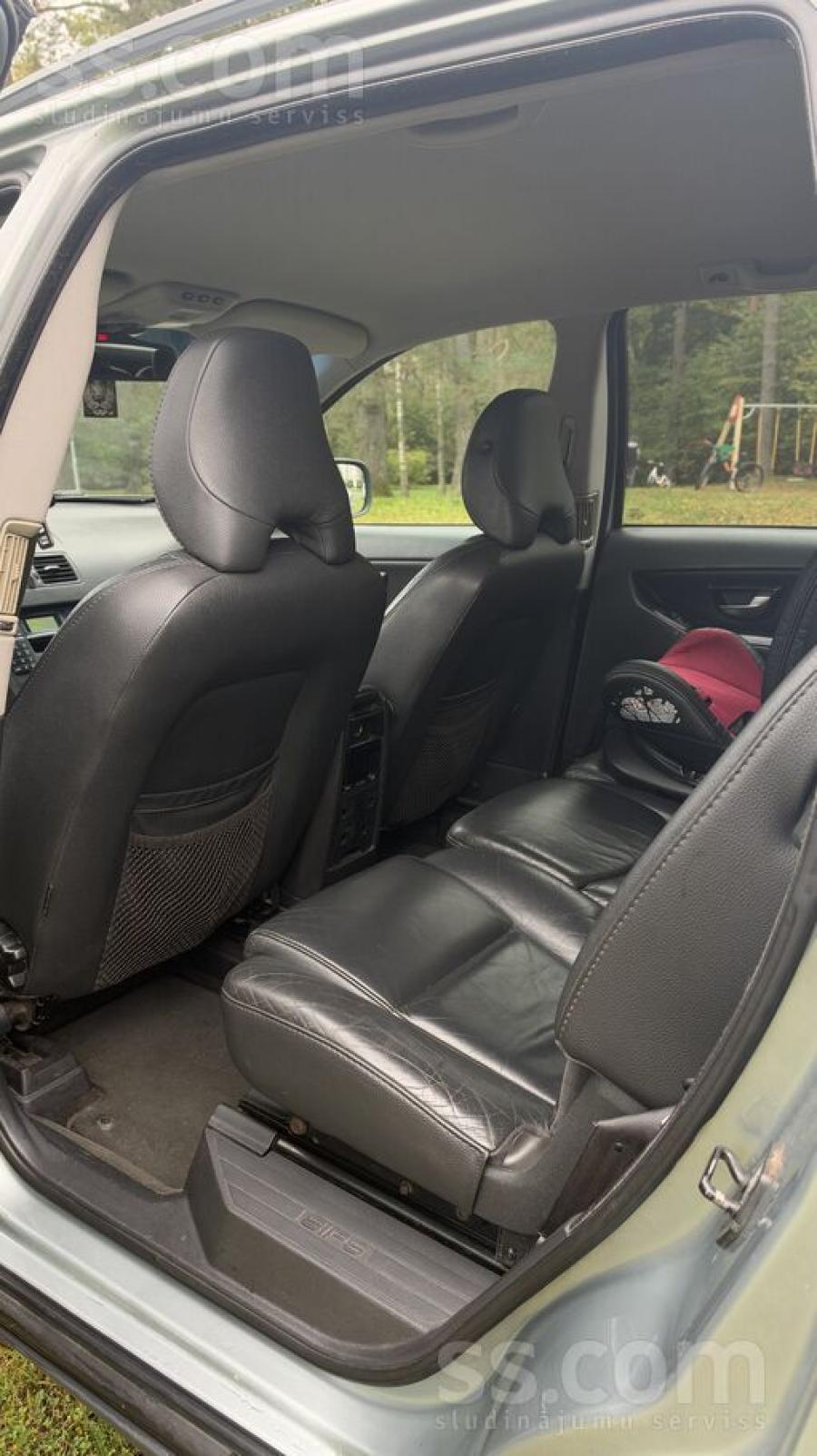 Grey Volvo XC90 2006 in Riga, with an engine capacity of 2.40 L and mileage of 384 thousand km for 4000 €, photo 7 on AUTOMOTO.COM.LV