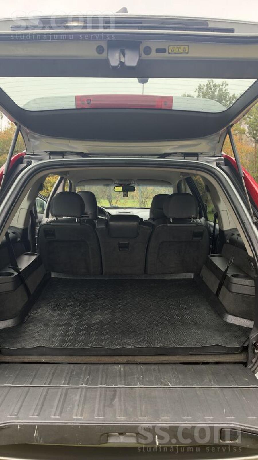Grey Volvo XC90 2006 in Riga, with an engine capacity of 2.40 L and mileage of 384 thousand km for 4000 €, photo 8 on AUTOMOTO.COM.LV