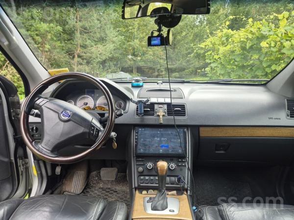 Grey Volvo XC90 2006 in Riga, with an engine capacity of 2.40 L and mileage of 270 thousand km for 6900 €, photo 9 on AUTOMOTO.COM.LV
