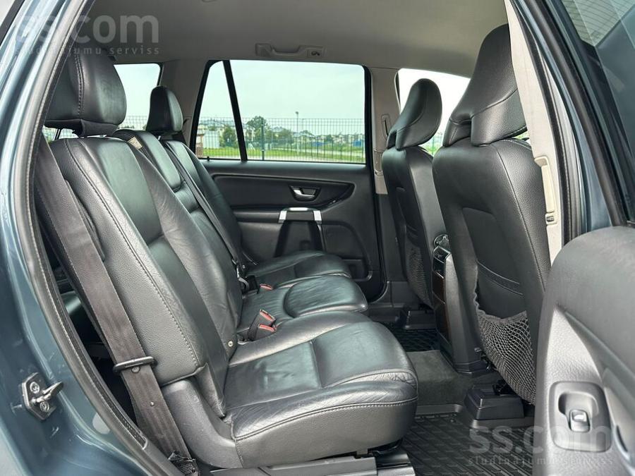 Grey Volvo XC90 2007 in Riga, with an engine capacity of 2.40 L and mileage of 239 thousand km for 10550 €, photo 13 on AUTOMOTO.COM.LV