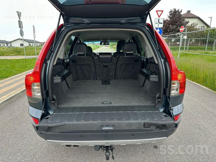 Grey Volvo XC90 2007 in Riga, with an engine capacity of 2.40 L and mileage of 239 thousand km for 10550 €, photo 17 on AUTOMOTO.COM.LV