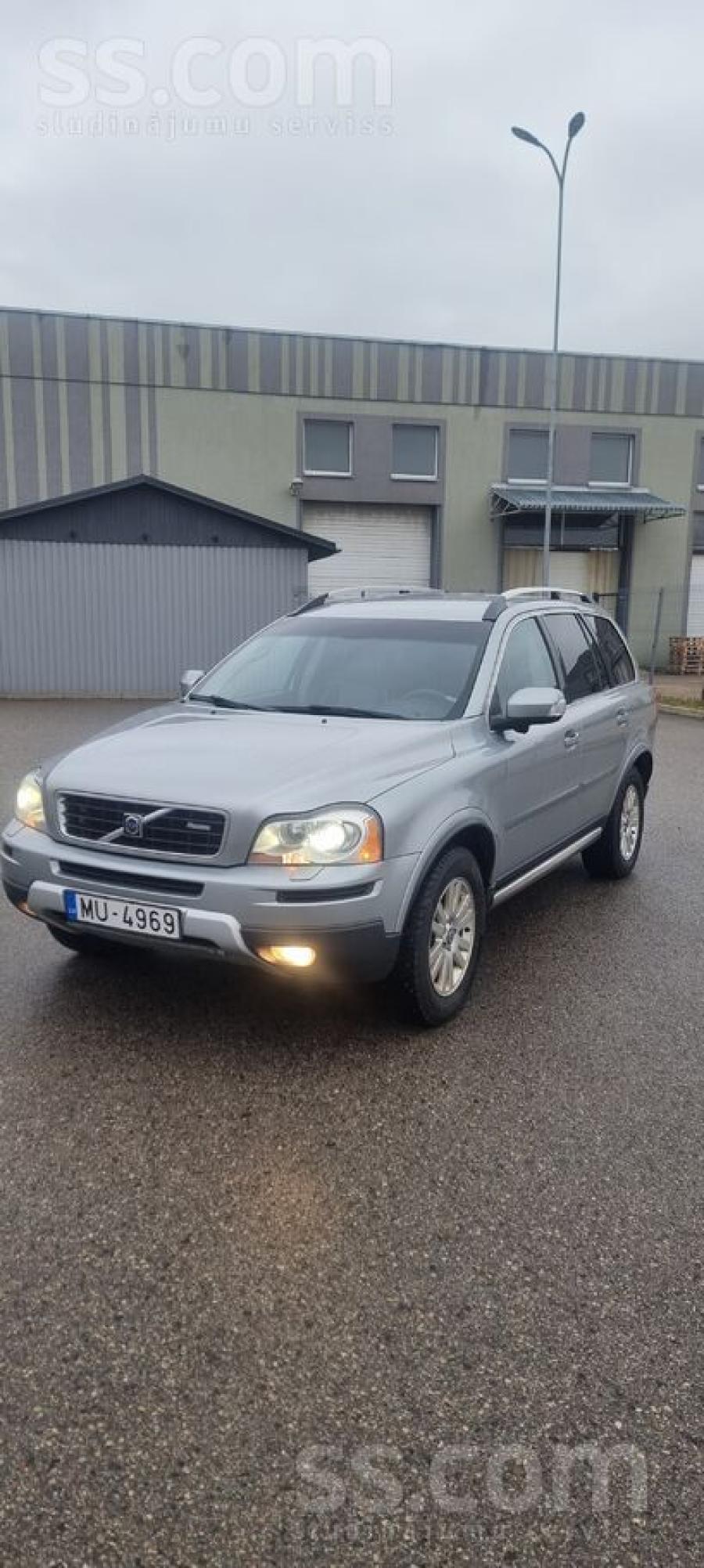 Grey Volvo XC90 2007 in Cesis, with an engine capacity of 2.40 L and mileage of 390 thousand km for 5300 €, photo 1 on AUTOMOTO.COM.LV