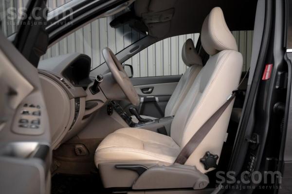 Grey Volvo XC90 2007 in Talsi, with an engine capacity of 2.40 L and mileage of 338 thousand km for 5490 €, photo 9 on AUTOMOTO.COM.LV