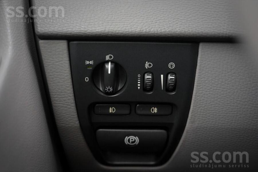 Pelēks Volvo XC90 2007 Talsi, ar dzinēja tilpumu 2.40 L un nobraukumu 338 tūkst. km par 4490 €, foto 15 vietnē AUTOMOTO.COM.LV