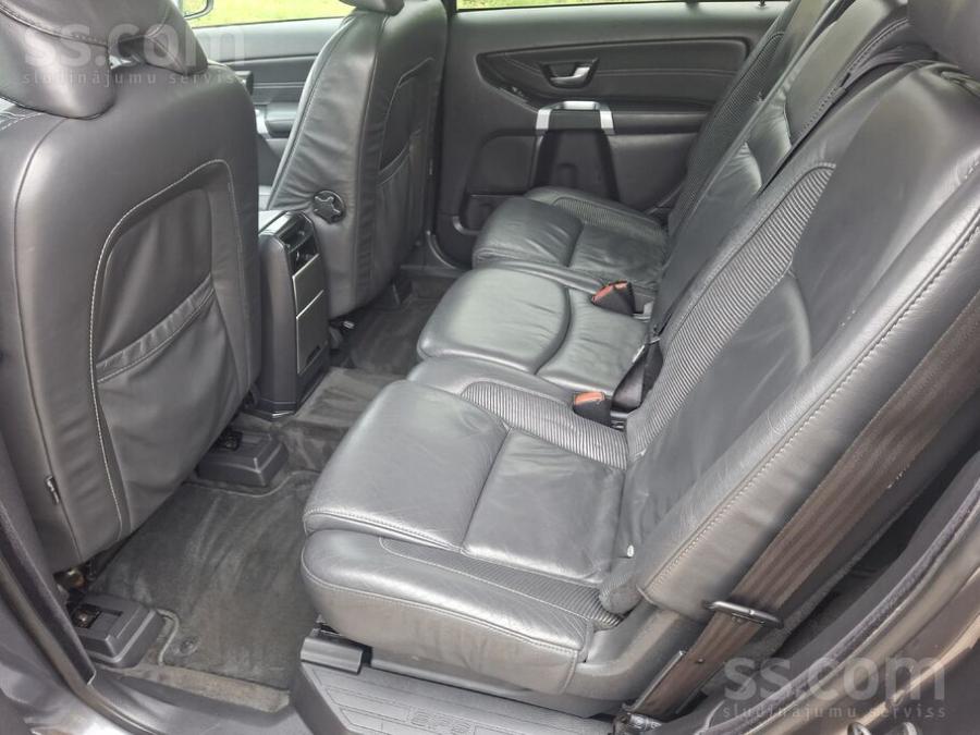 Grey Volvo XC90 2007 in Riga, with an engine capacity of 2.40 L and mileage of 330 thousand km for 7495 €, photo 13 on AUTOMOTO.COM.LV