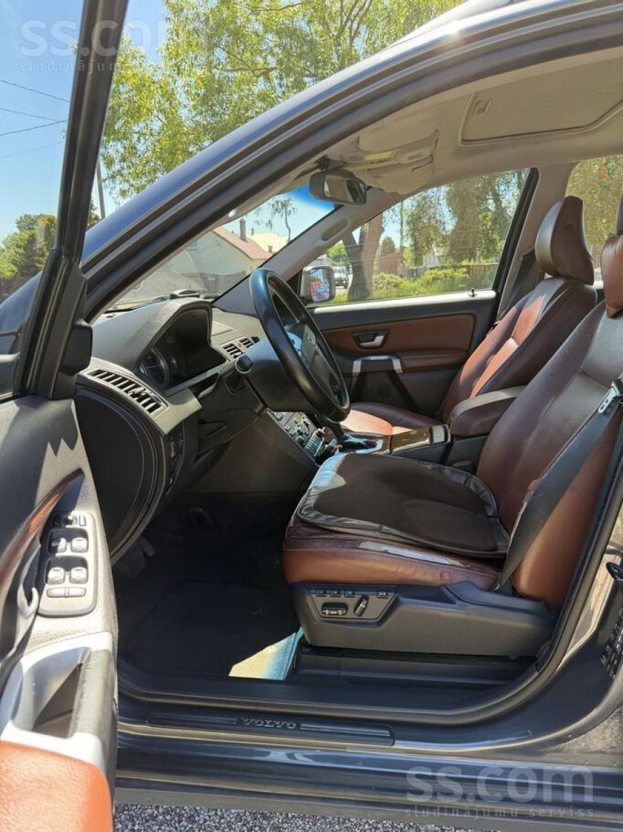 Grey Volvo XC90 2007 in Ventspils, with an engine capacity of 2.40 L and mileage of 319 thousand km for 4690 €, photo 11 on AUTOMOTO.COM.LV