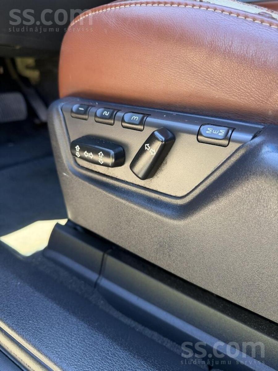 Grey Volvo XC90 2007 in Ventspils, with an engine capacity of 2.40 L and mileage of 319 thousand km for 4690 €, photo 12 on AUTOMOTO.COM.LV