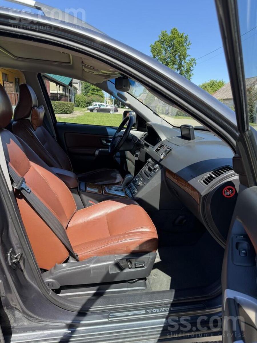 Grey Volvo XC90 2007 in Ventspils, with an engine capacity of 2.40 L and mileage of 319 thousand km for 4690 €, photo 14 on AUTOMOTO.COM.LV