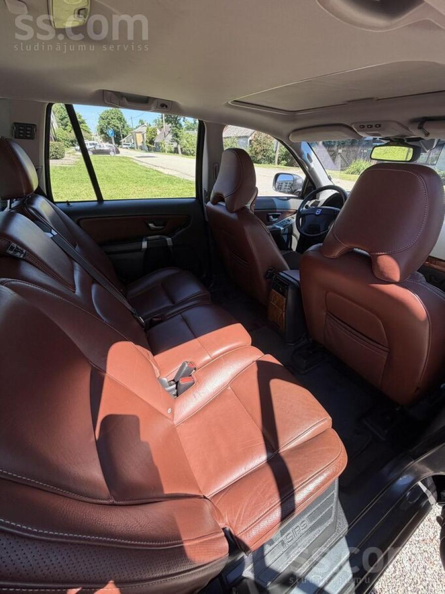Grey Volvo XC90 2007 in Ventspils, with an engine capacity of 2.40 L and mileage of 319 thousand km for 4690 €, photo 17 on AUTOMOTO.COM.LV