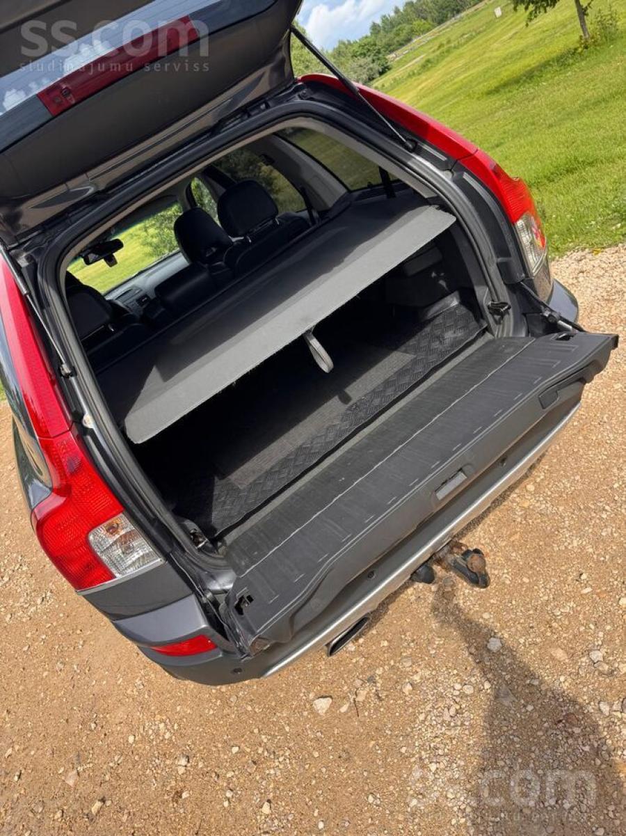Grey Volvo XC90 2007 in Riga, with an engine capacity of 2.40 L and mileage of 293 thousand km for 6590 €, photo 6 on AUTOMOTO.COM.LV